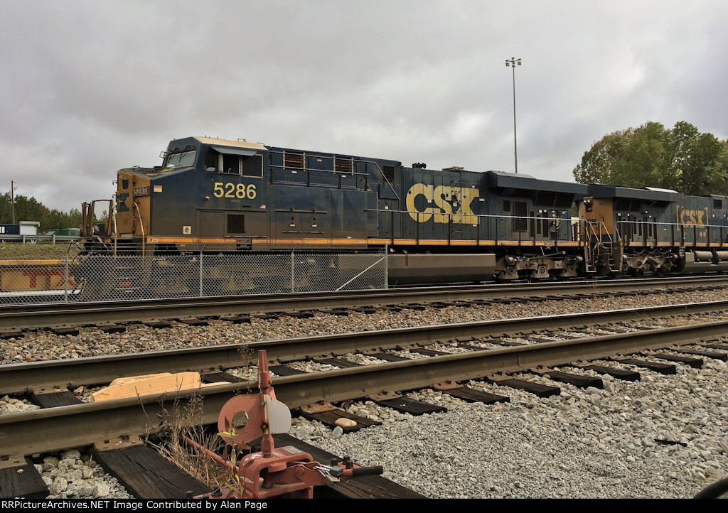CSX 5286 and 977 lay over